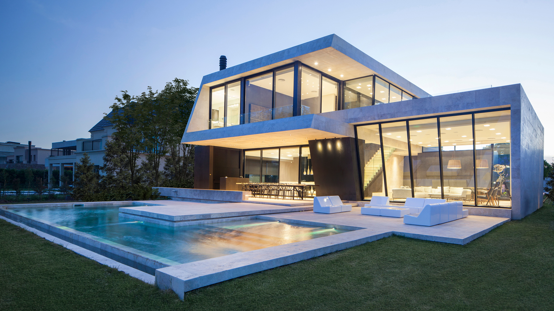 Balancing volumes and surfaces: Cotto d’Este’s solutions - Porcelain ...